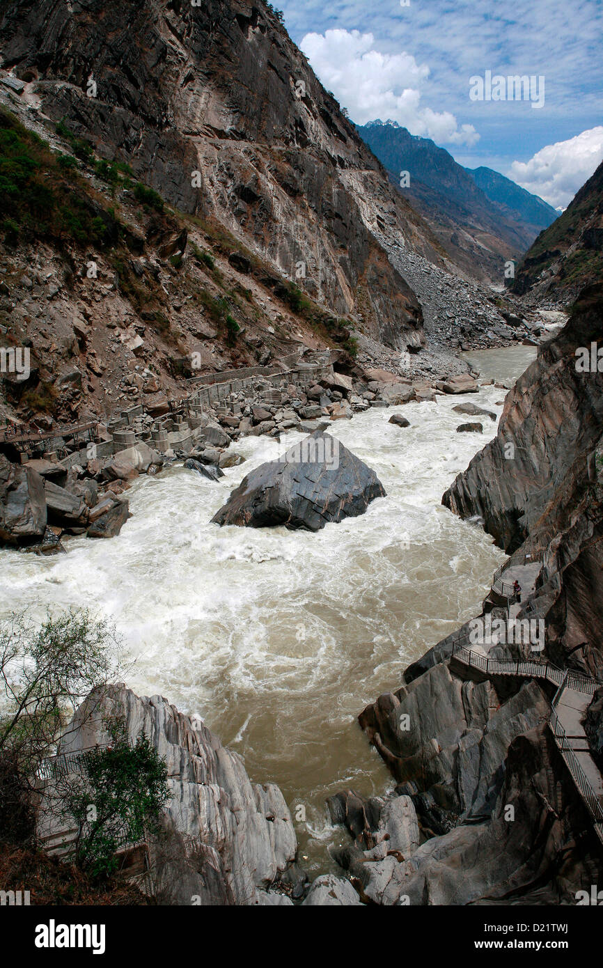 View of Jinsha River as it flows through Tiger Leaping Gorge in Yunnan ...