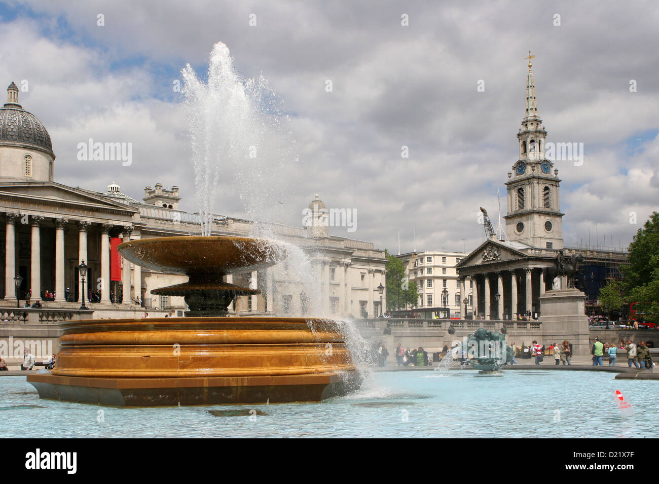 Pool in trafalgar square hi-res stock photography and images - Alamy