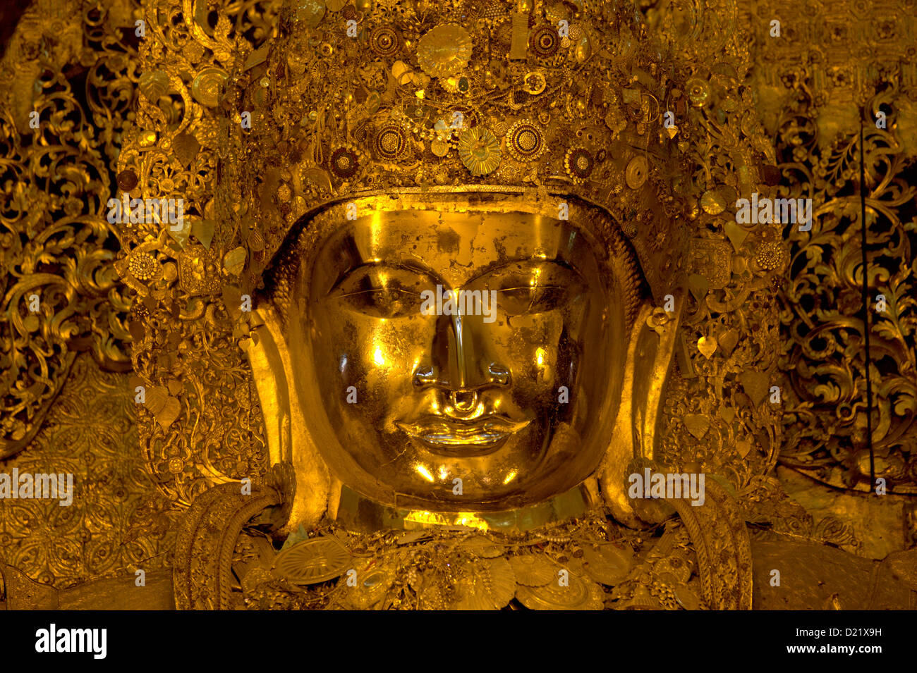 Mahamuni Buddha in Mandalay one of the most holy places for Burmese ...