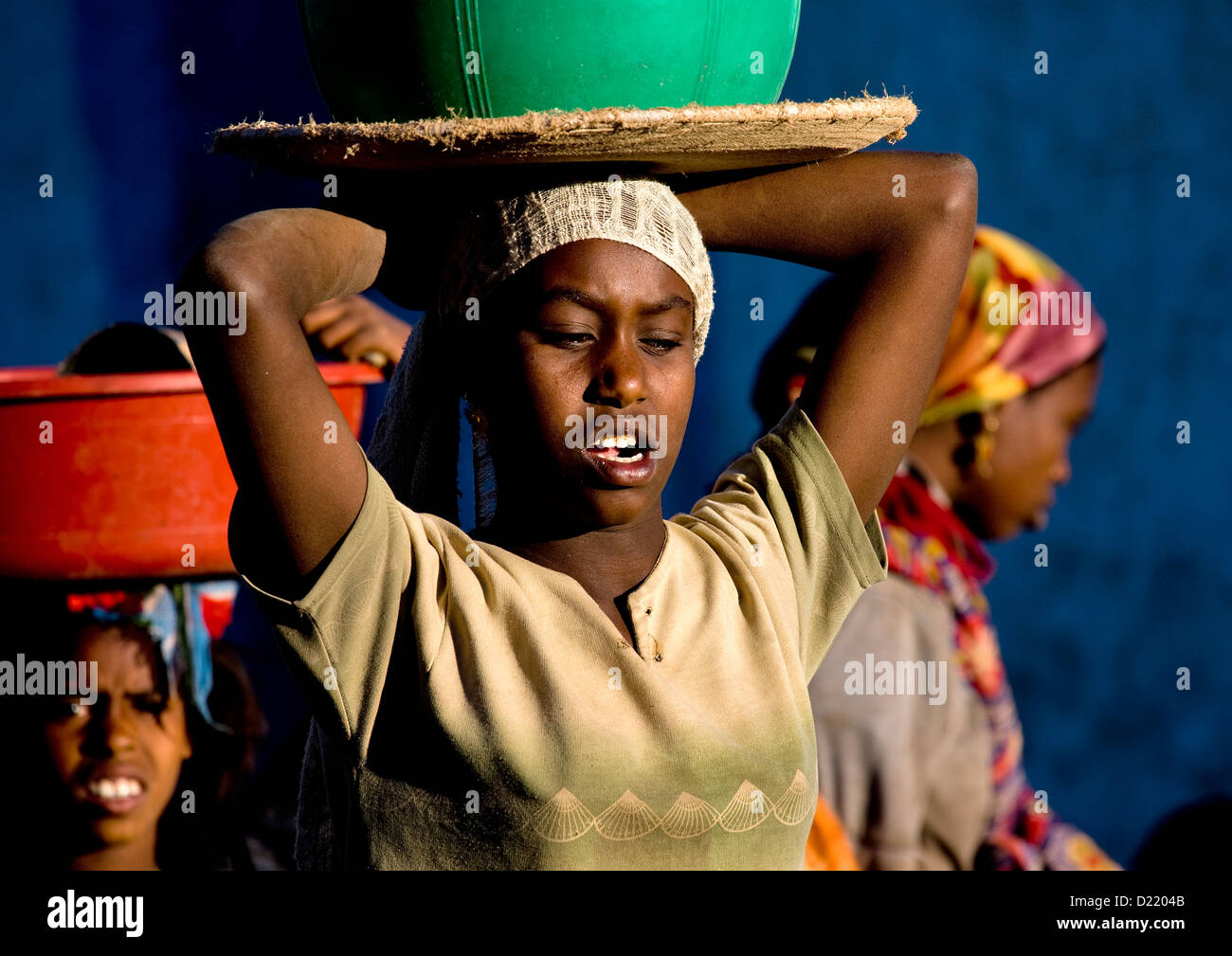Harari Woman With Bowl On Head, Harar, Ethiopia Stock Photo - Alamy