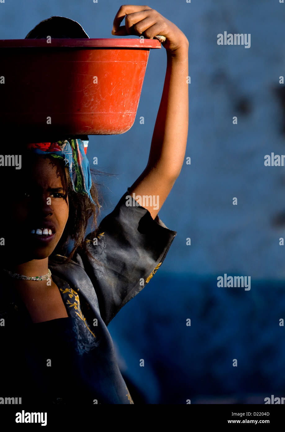 Harari Woman With Bowl On Head, Harar, Ethiopia Stock Photo - Alamy