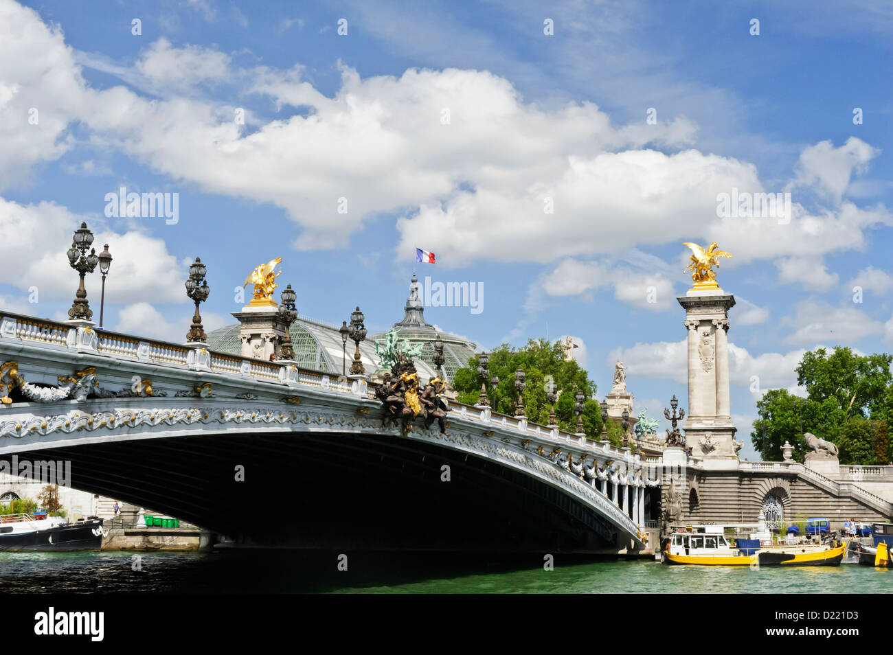 Alexander bridge paris hi-res stock photography and images - Alamy