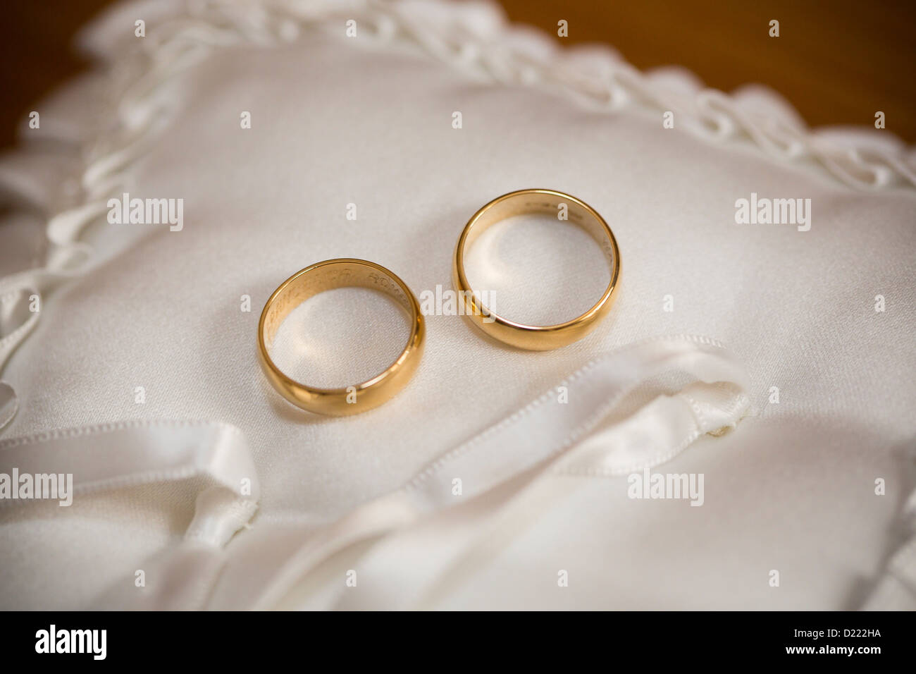Wedding rings hi-res stock photography and images - Alamy