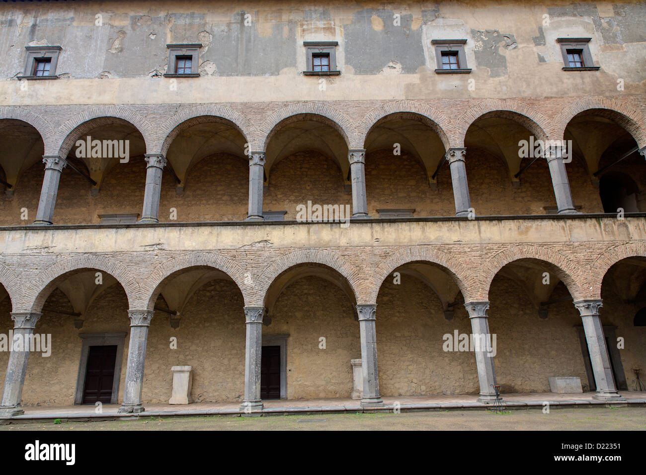 Arches italy courtyard italy hi-res stock photography and images - Alamy