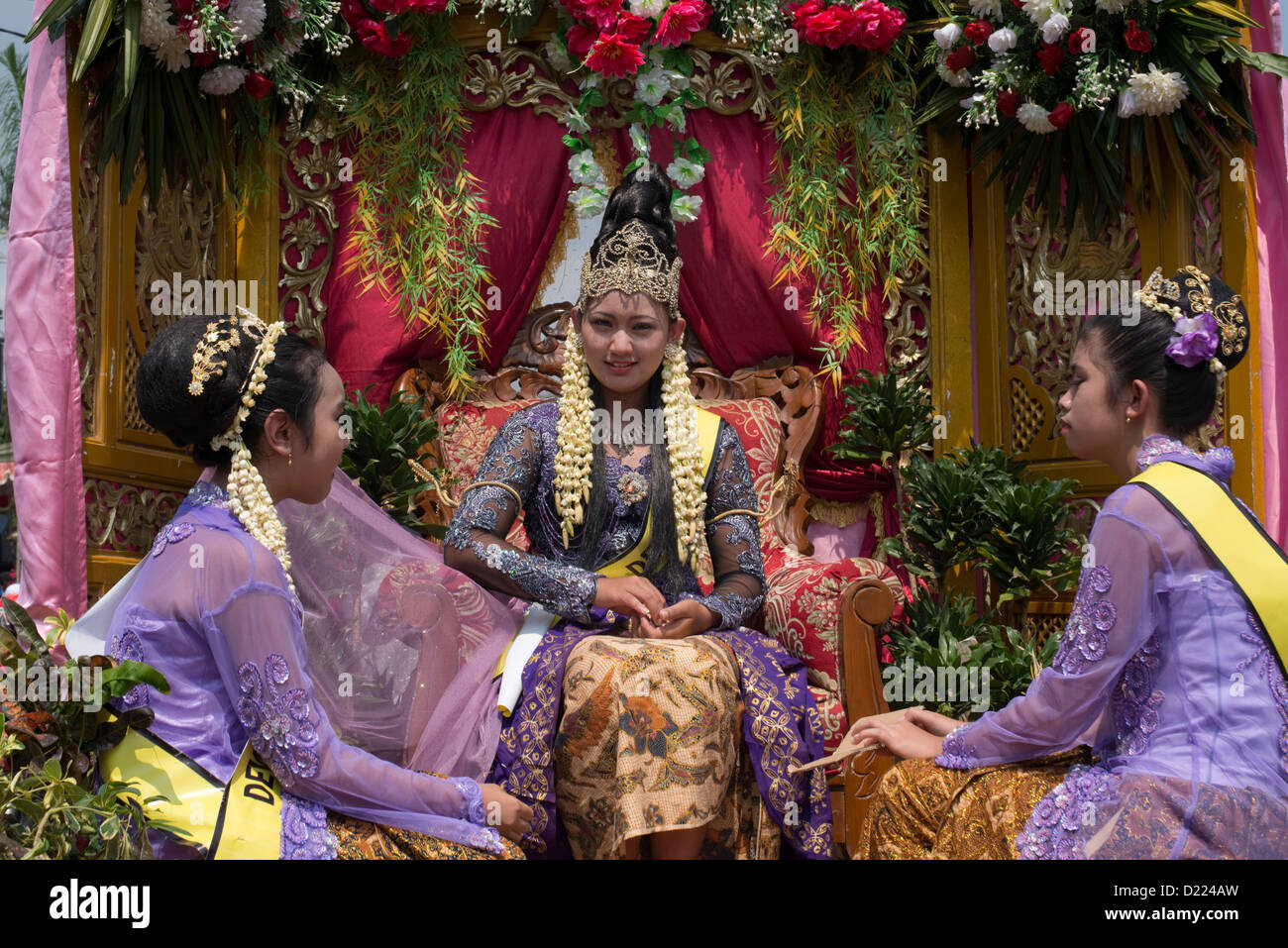 Parade float flowers pageant hi-res stock photography and images - Alamy
