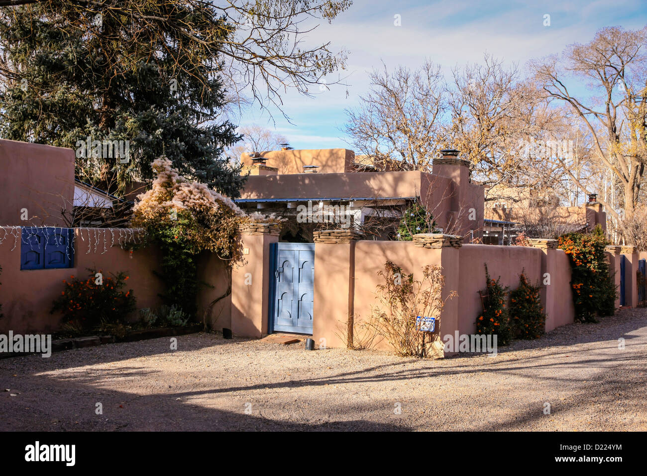 Santa fe style house hi-res stock photography and images - Alamy