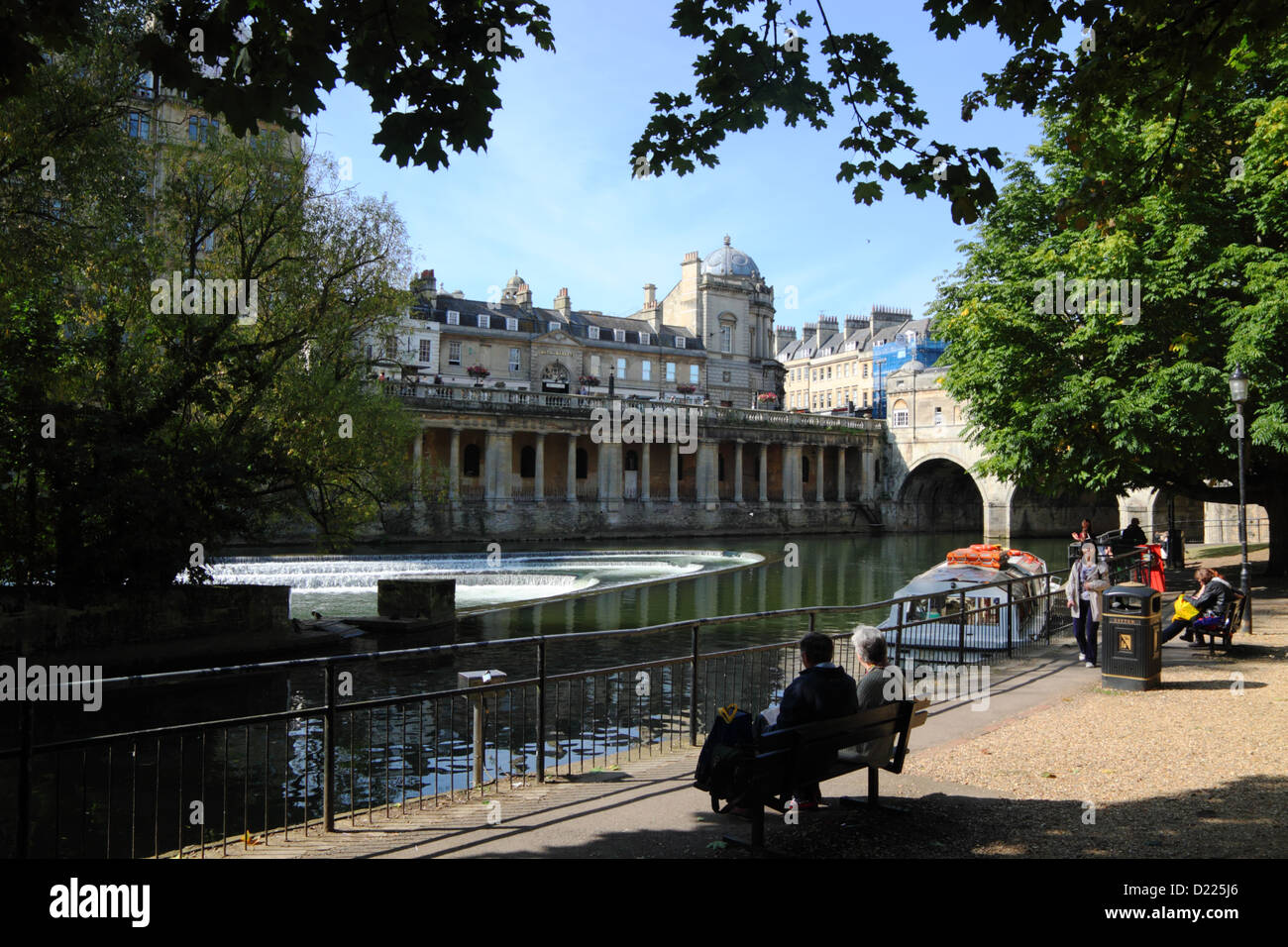 People sitting under a tree hi-res stock photography and images - Alamy