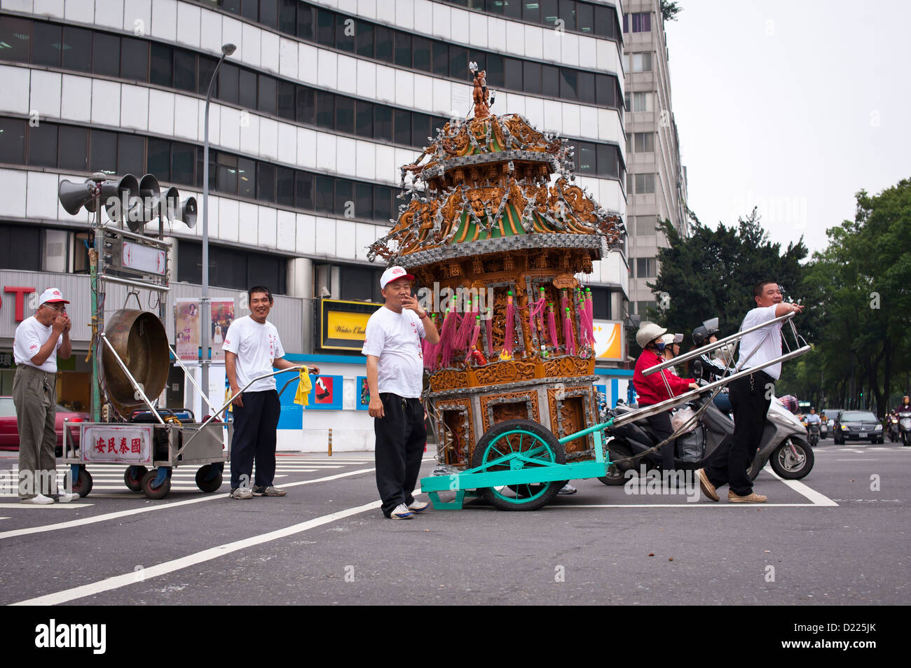 Pushcart hi-res stock photography and images - Alamy