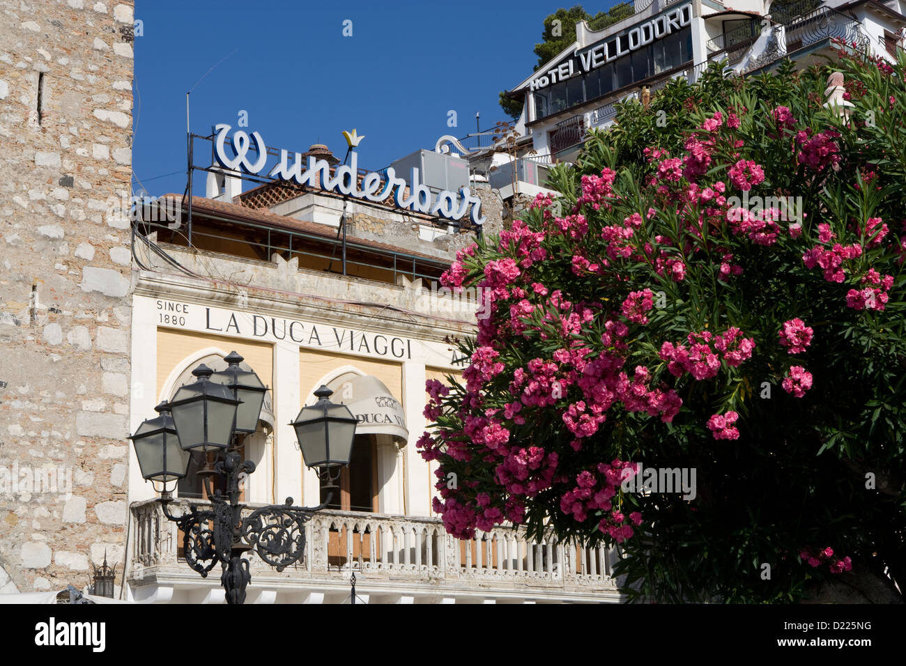 Taormina: Corso Umberto 1 - Bar Wunderbar Stock Photo - Alamy