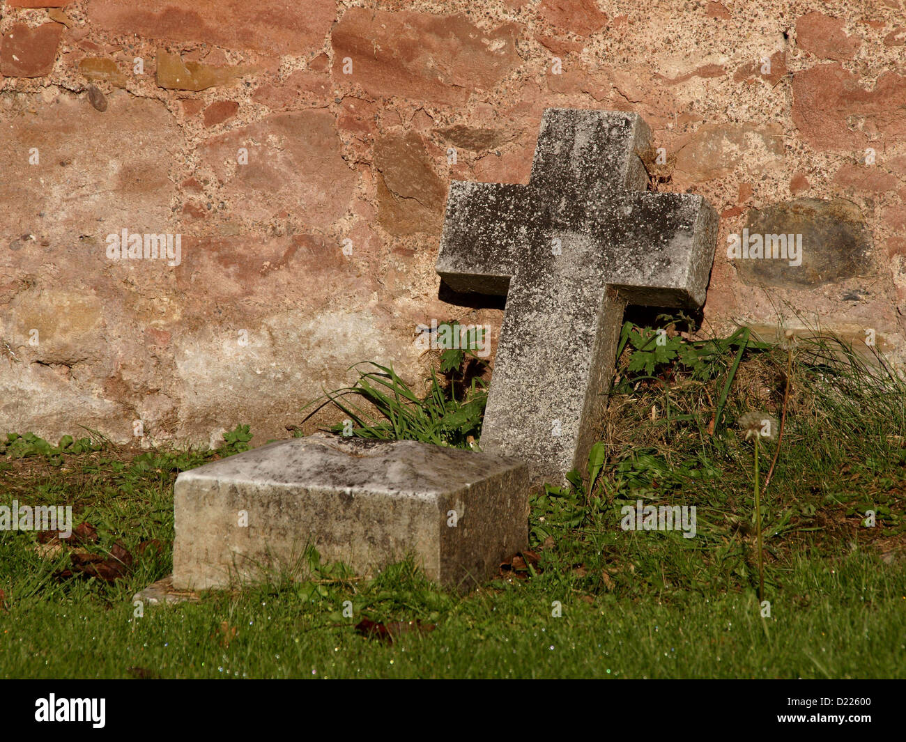Broken cross in a Scottish graveyard Stock Photo - Alamy