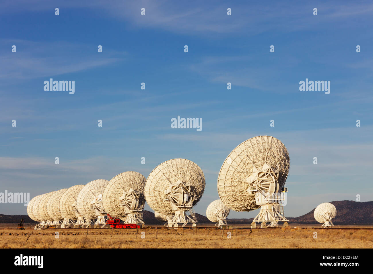 Radio telescope dishes in the Very Large Array (VLA), New Mexico, USA ...