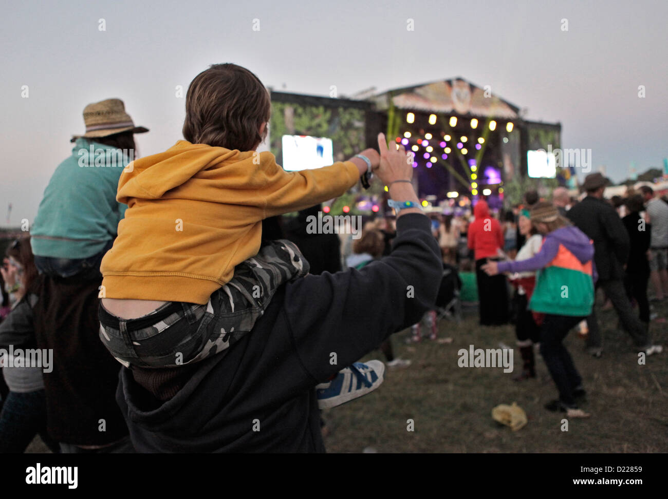 Kids on shoulders concert hi-res stock photography and images - Alamy