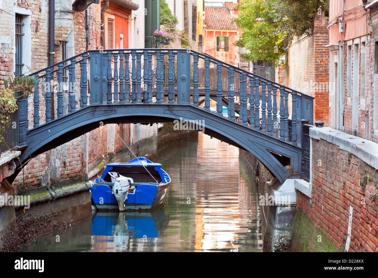 Red and blue canal boat hi-res stock photography and images - Alamy