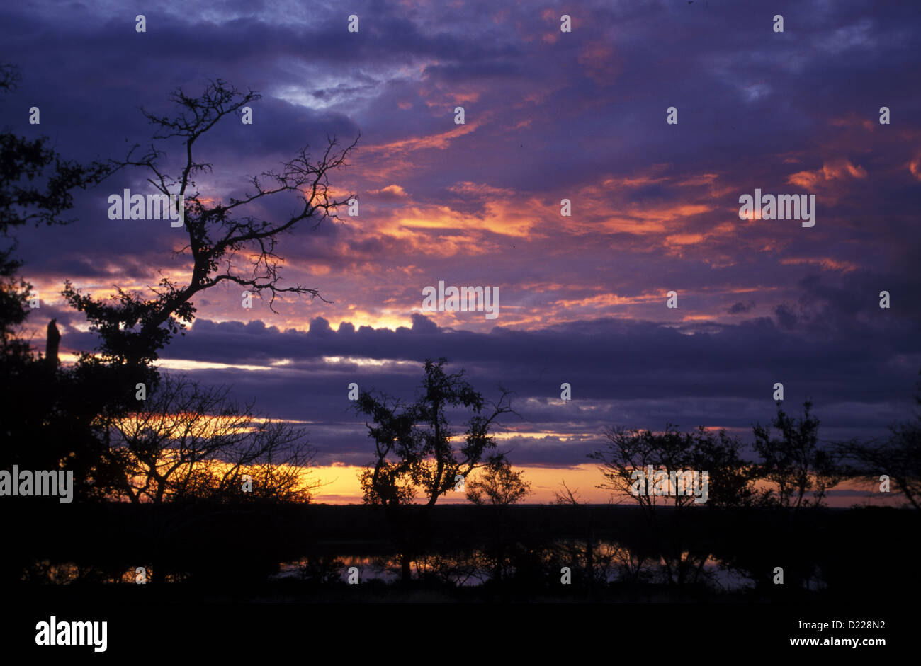 Sunset over water photos hi-res stock photography and images - Alamy