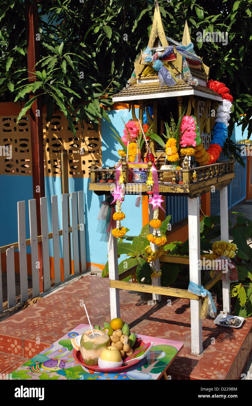 Thai buddhist spirit house hi-res stock photography and images - Alamy