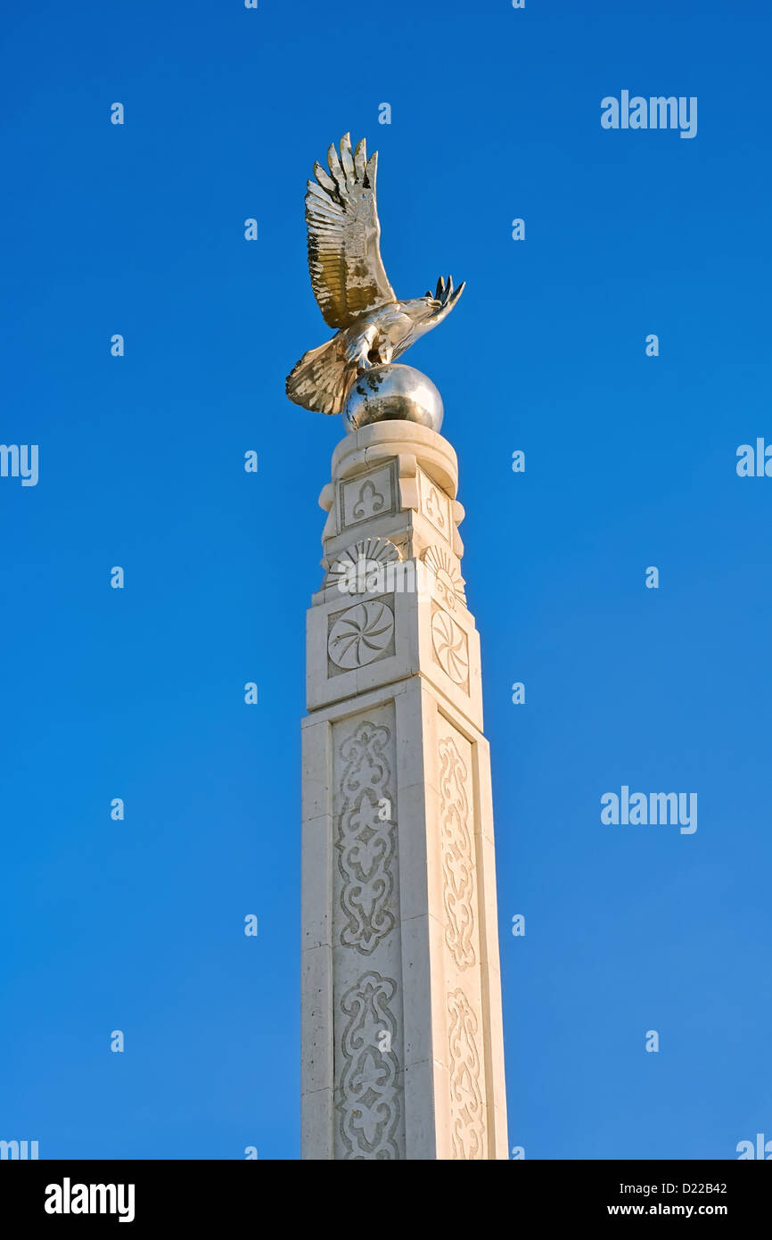 Sculpture of eagle flying hi-res stock photography and images - Alamy
