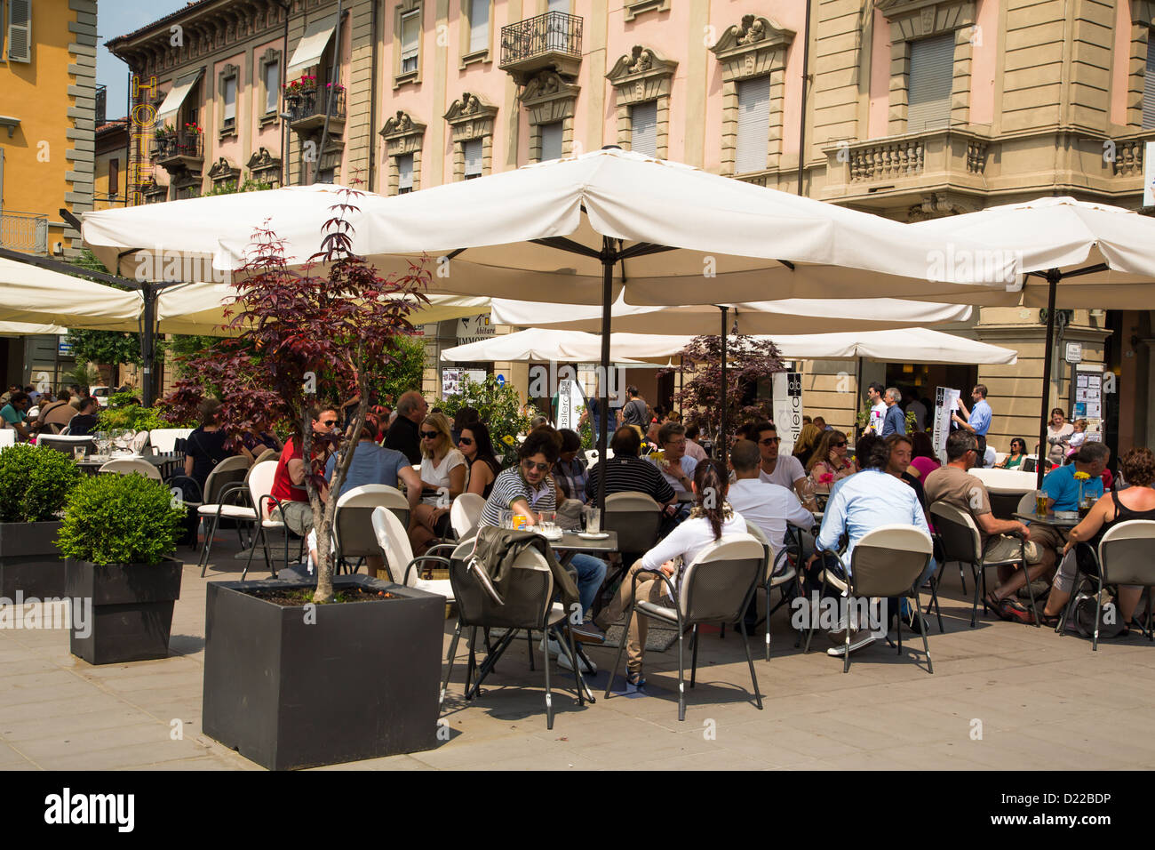 Outdoor cafe in Piazza Savona in Alba Italy Stock Photo - Alamy