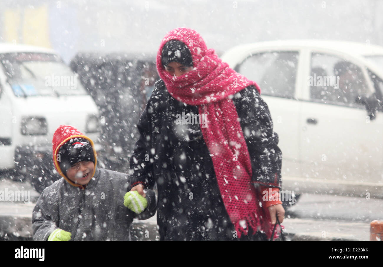 Jan. 12, 2013 - An kashmiri muslim women walks with her child during ...