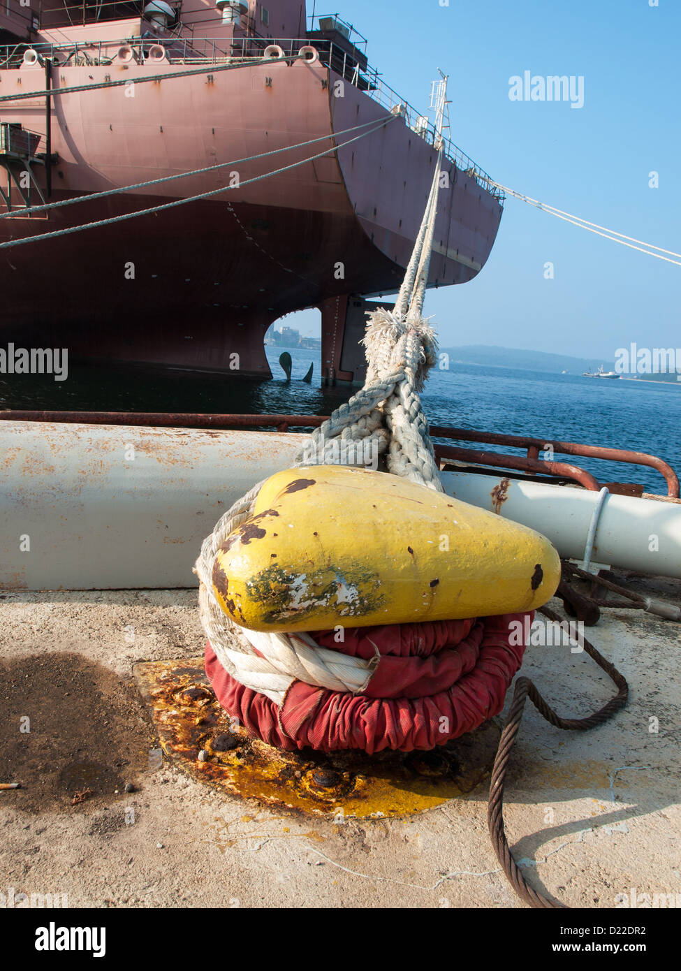 ropes on the big ship in the shipyard Stock Photo - Alamy