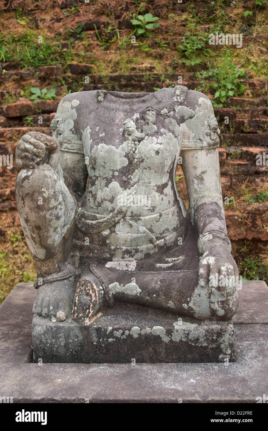 Headless ruins sculpture hi-res stock photography and images - Alamy