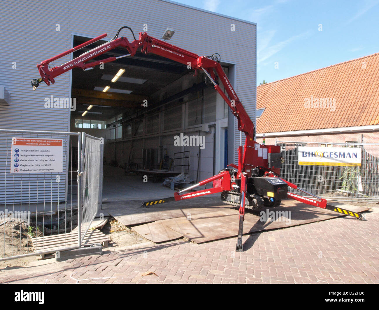 The CompactLift 905 3SJ1475 is a versatile and compact lift truck ...