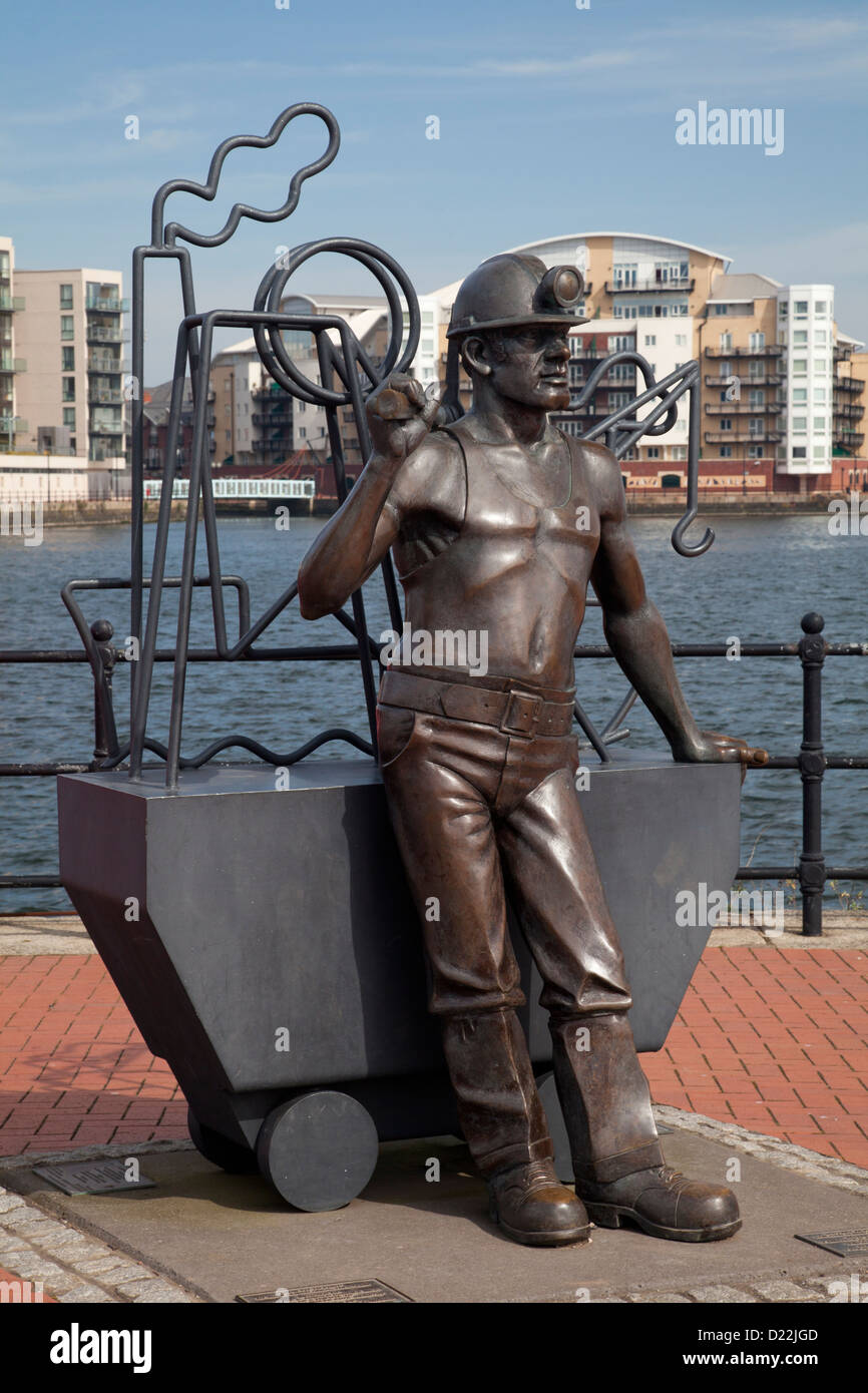 Bronze sculpture coal miner hi-res stock photography and images - Alamy