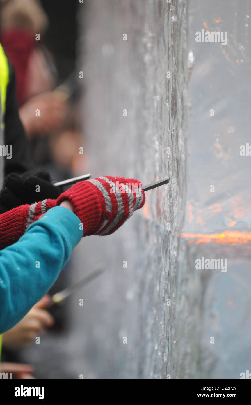 Canary Wharf, London, UK. 12th January 2013. People work on the Ice ...
