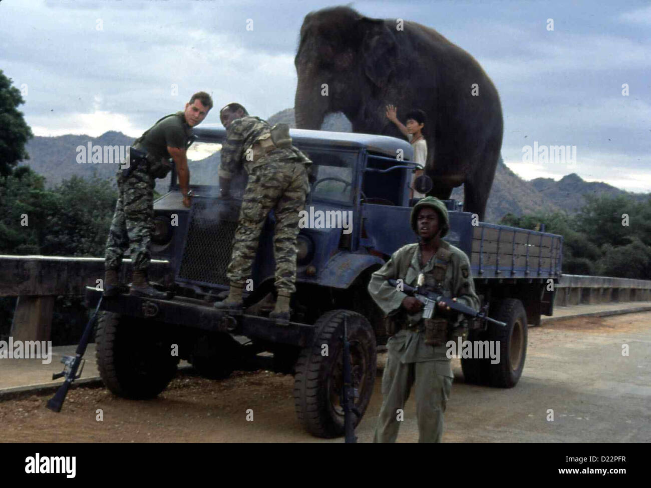 Ray liotta operation dumbo drop hi-res stock photography and images - Alamy