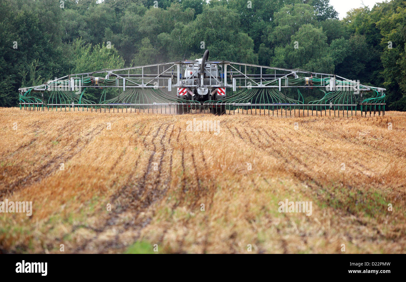 Spread manure hi-res stock photography and images - Alamy