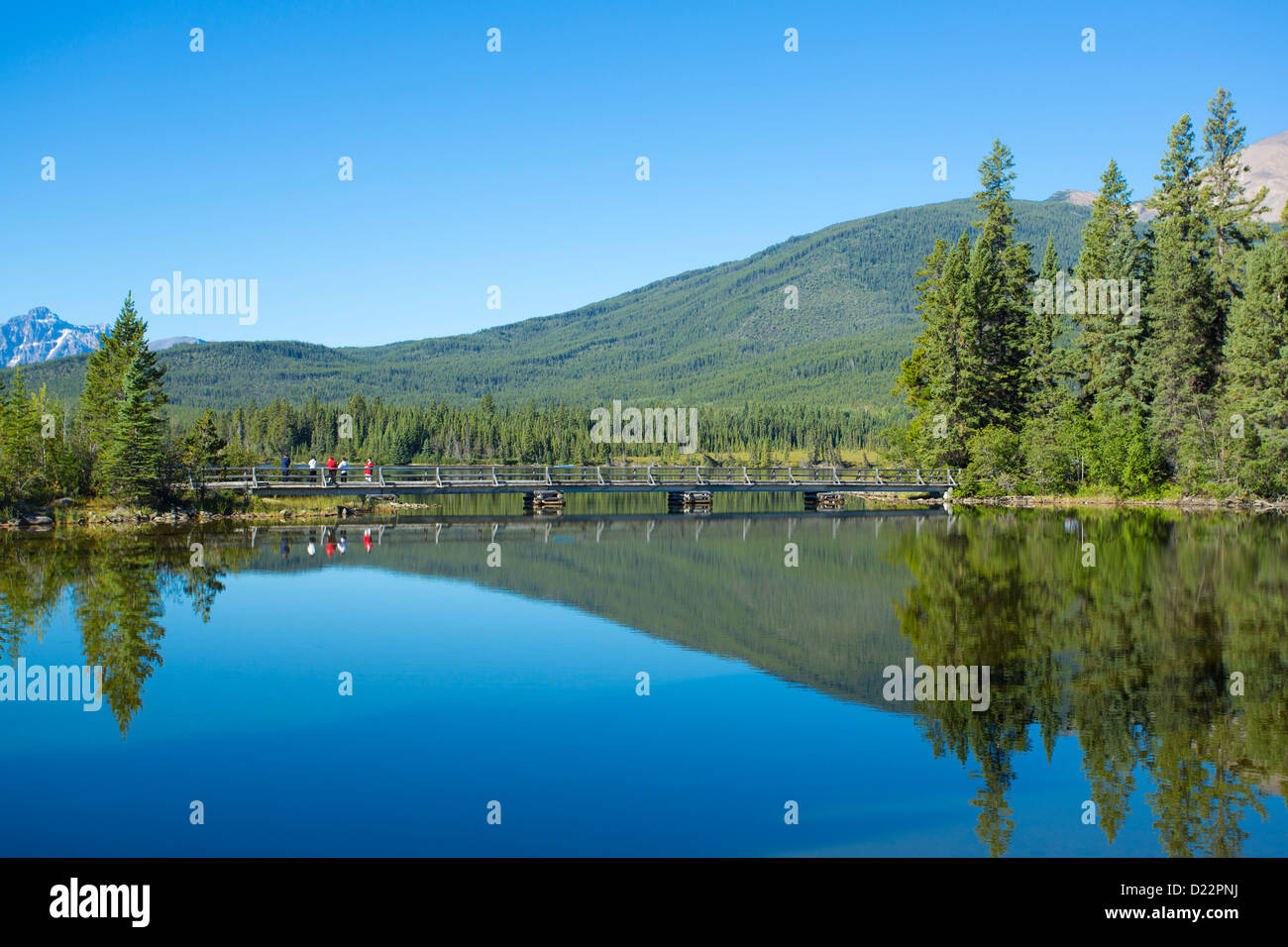 Footbridge to Pyramid Island in Pyramid Lake In Jasper National Park in ...