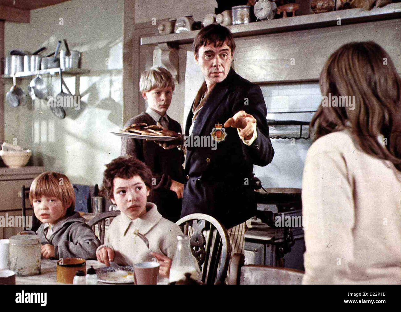 Jede Nacht Um 9 Our Mother's House Gustav Henry (hinten l), Dirk ...