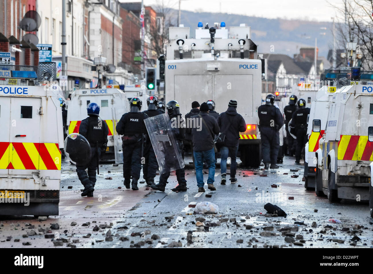 12th January 2013, Belfast, Northern Ireland. PSNI riot squad push ...