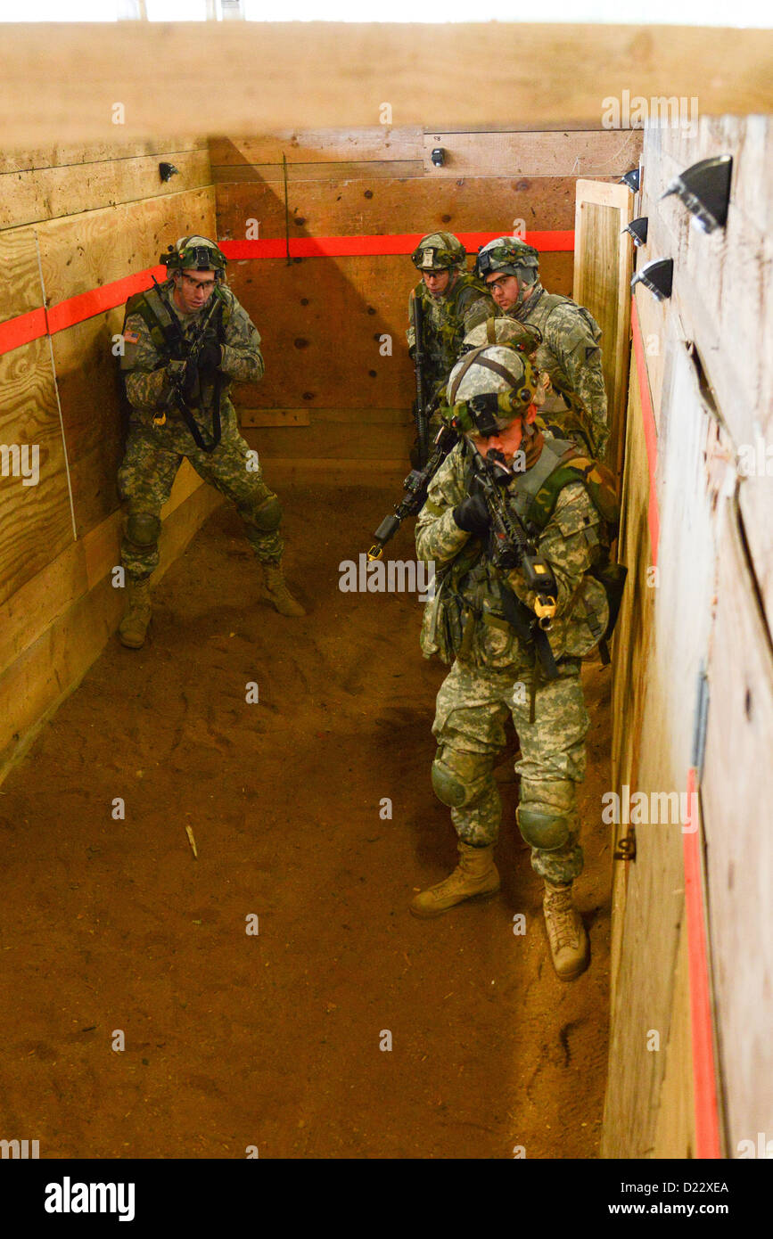 U.S. Army Soldiers from Bravo Company, 1st Battalion, 4th Infantry ...