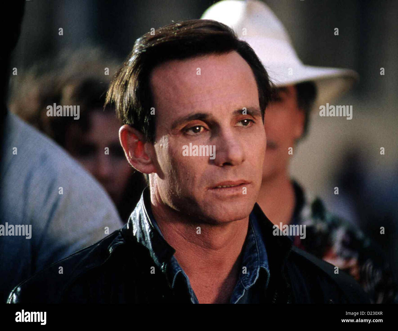 Defender Private Wars Steve Railsback Ronnie engagiert den ...