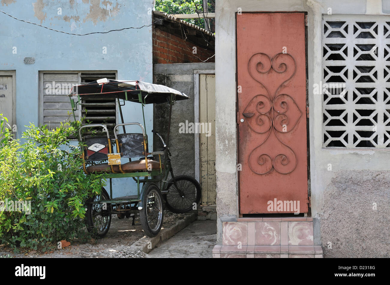 Door and rickshaw, Bayamo, Cuba Stock Photo - Alamy