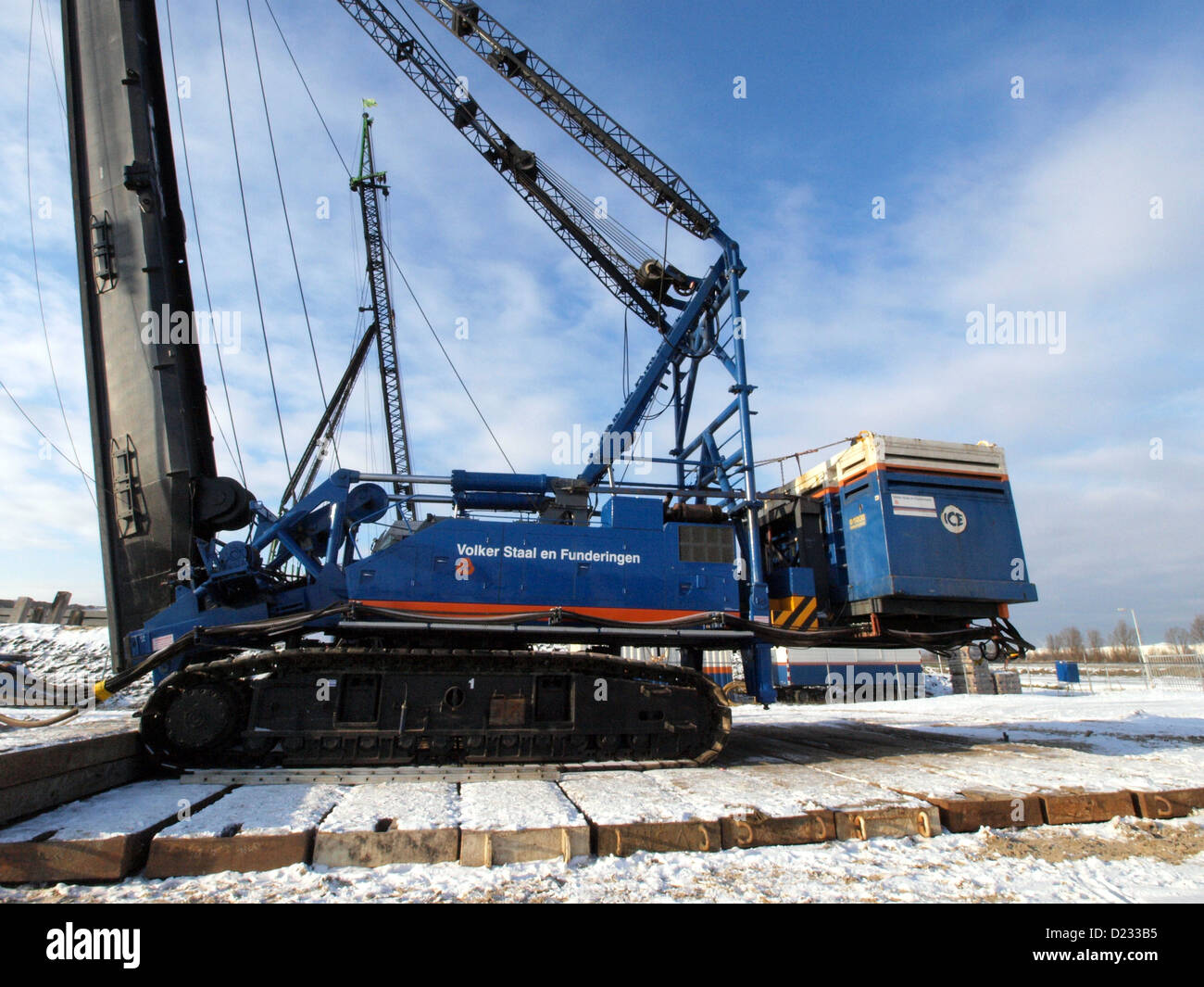 The Hitachi KH 230 GLS is a hydraulic crawler crane designed for heavy ...