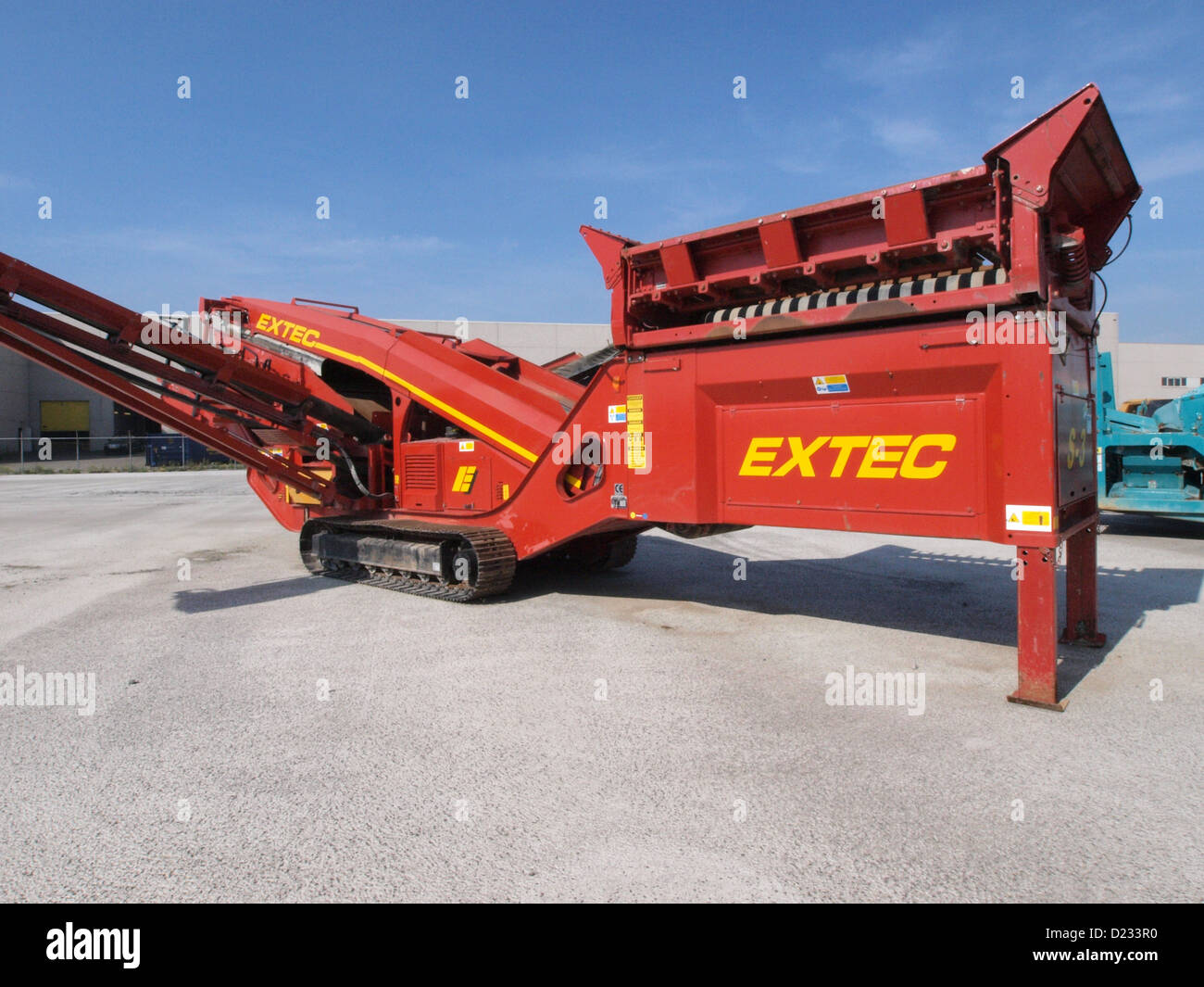 The Extec S3 is a mobile screening unit used in mining and construction ...