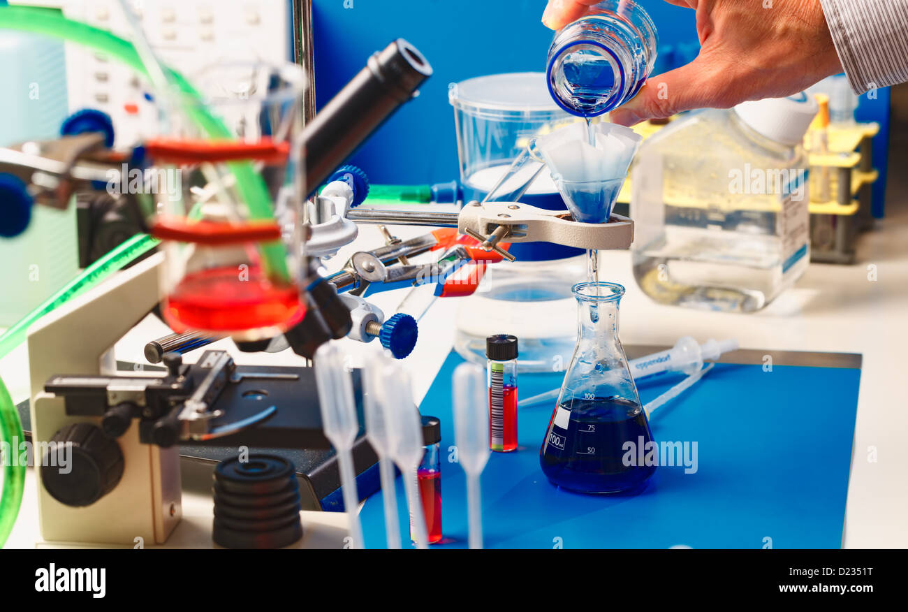 Laboratory bench to the installation of the experiment Stock Photo - Alamy