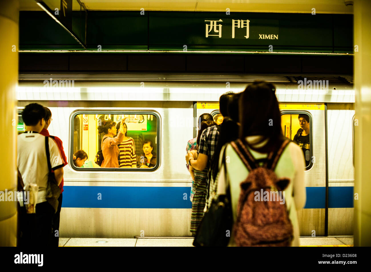 Arrival of a train hi-res stock photography and images - Alamy
