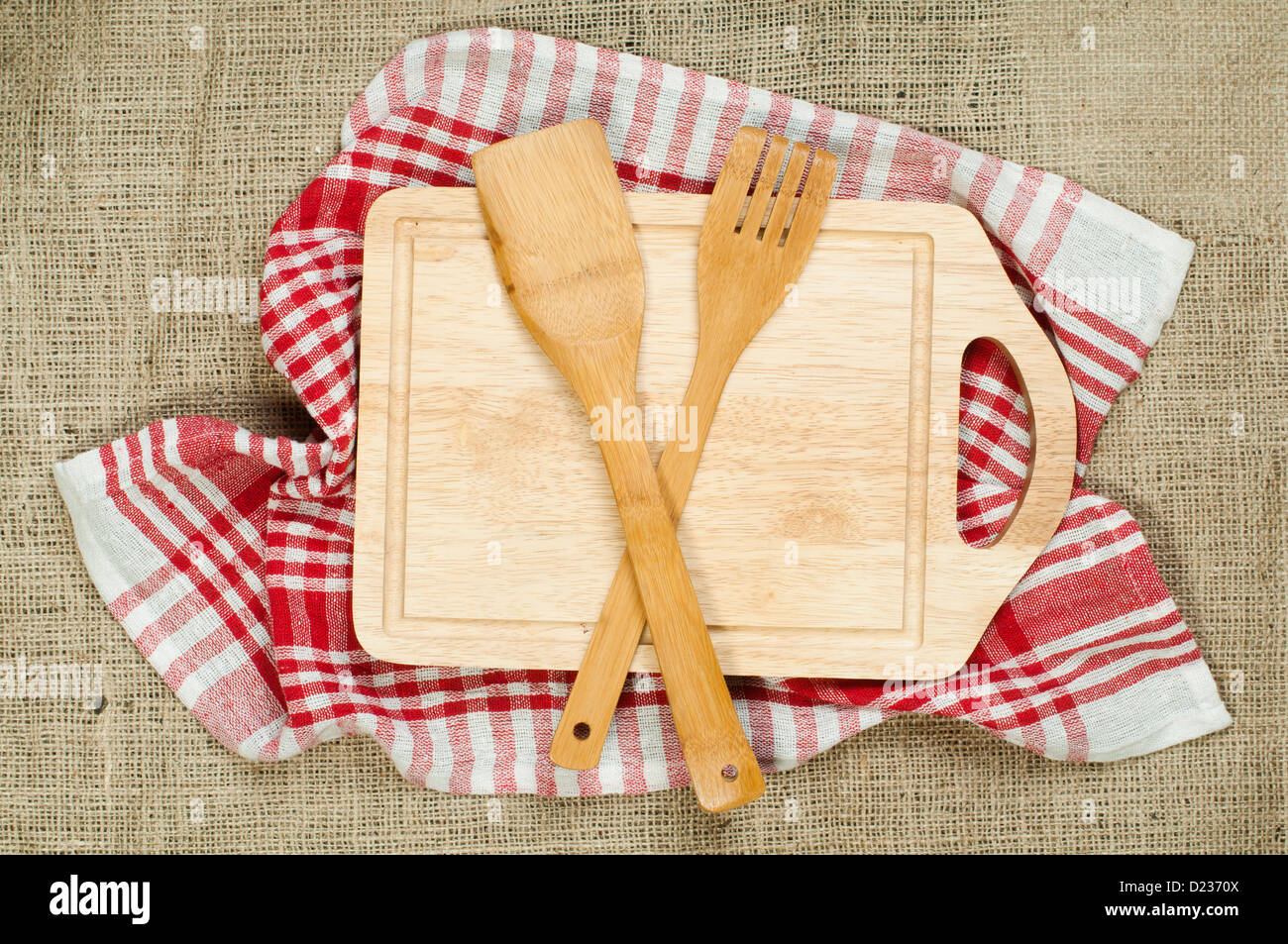 Cross wooden fork and spoon on kitchen board Stock Photo - Alamy