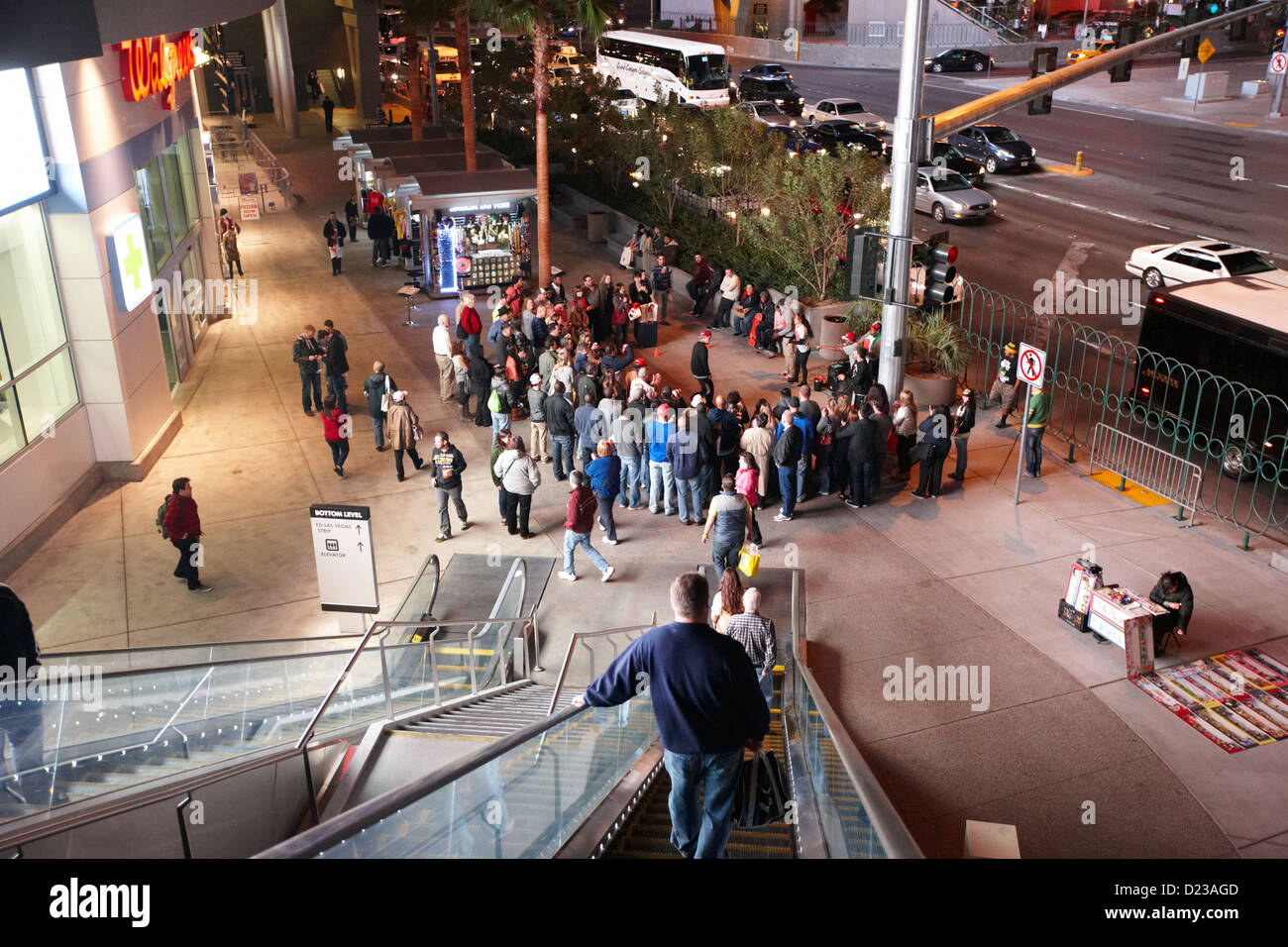 Down escalator crowd hi-res stock photography and images - Alamy