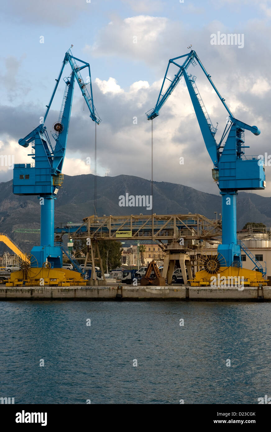 Cranes italy hi-res stock photography and images - Alamy