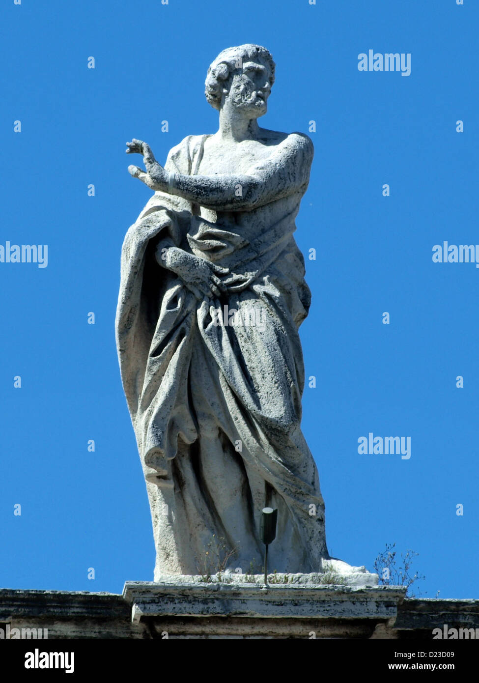 The statues on the colonnades of Saint Peter's Square are iconic ...