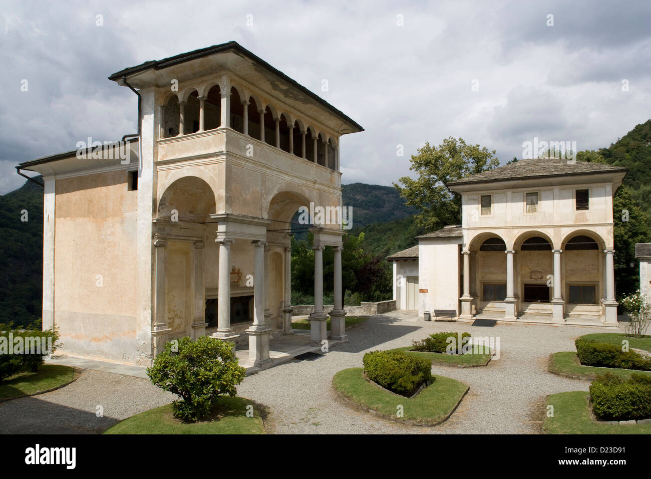 Piedmont: Varallo - Sacro Monte / chapels in the Piazza dei Tribunali ...
