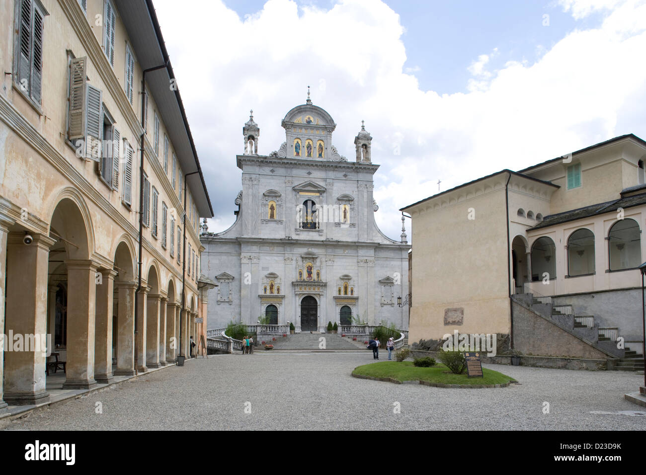 Piemonte: Varallo - Sacro Monte / Basilica in Piazza del Tempio Stock ...
