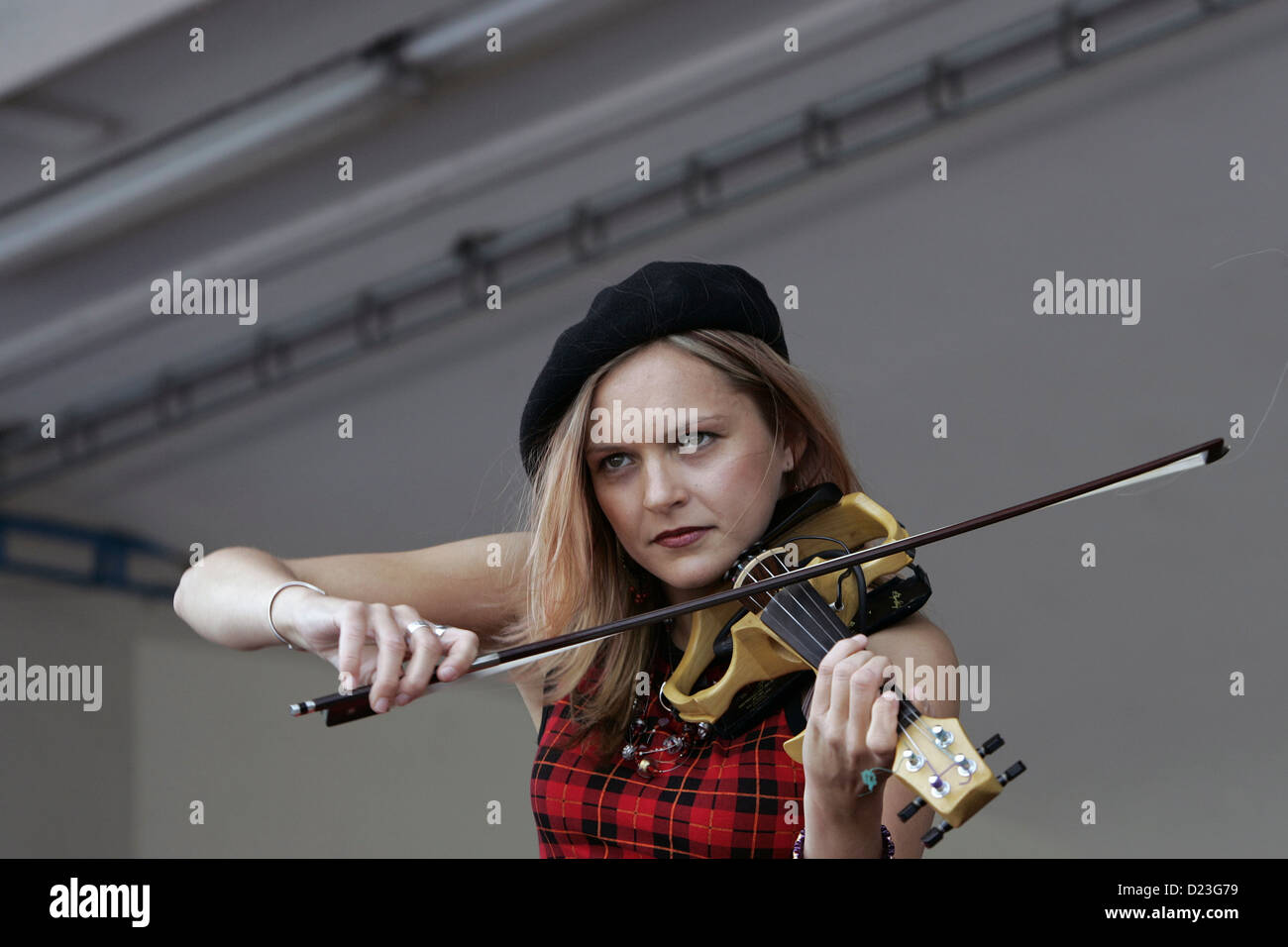 Laura McGhee, contemporary Celtic folk singer, violinist and songwriter ...
