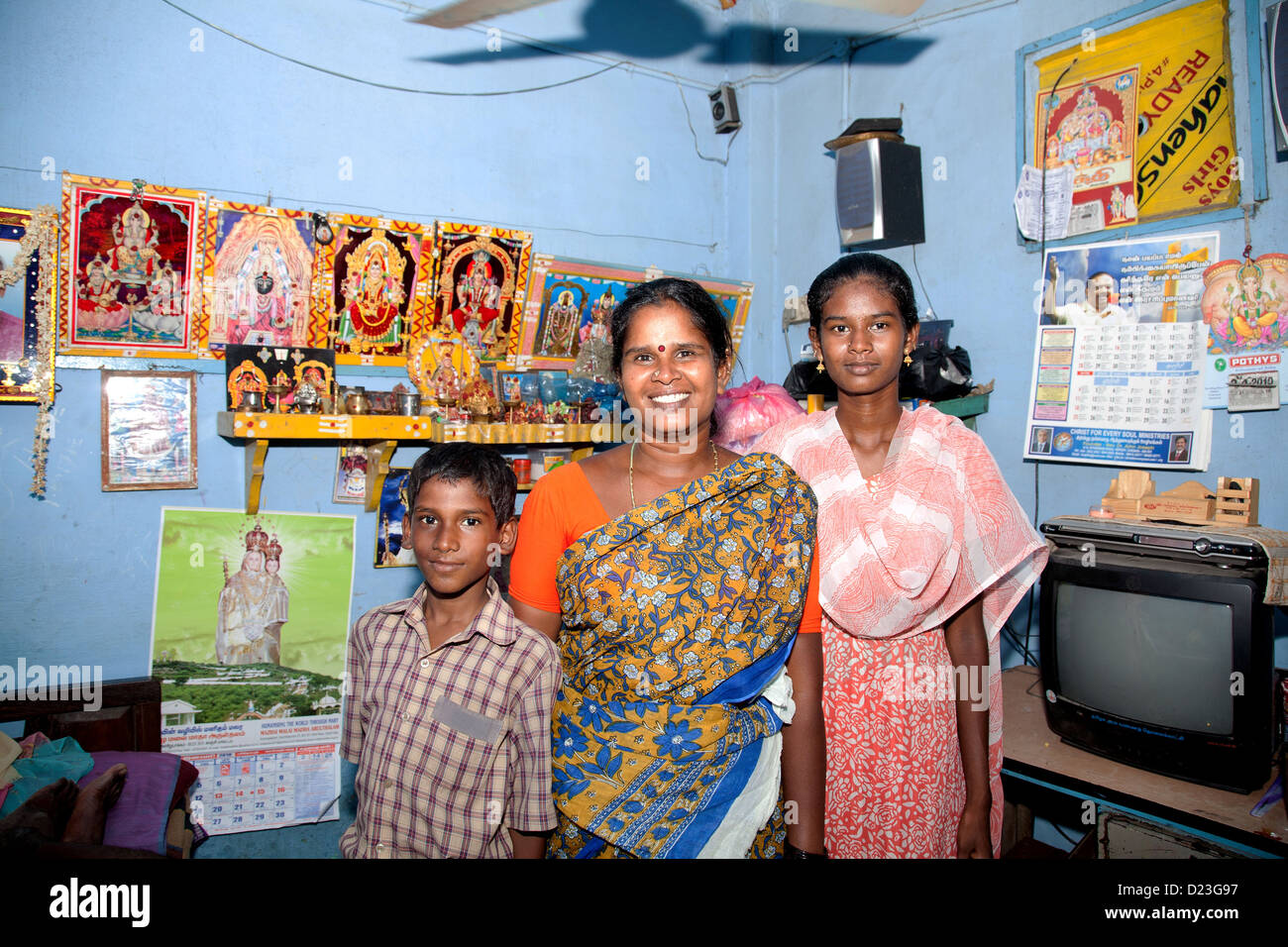 Hindu family hi-res stock photography and images - Alamy