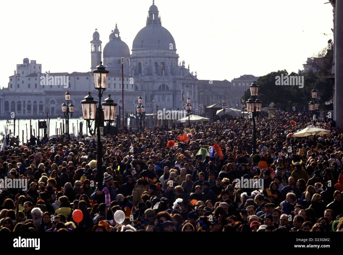 Massive crowd hi-res stock photography and images - Alamy