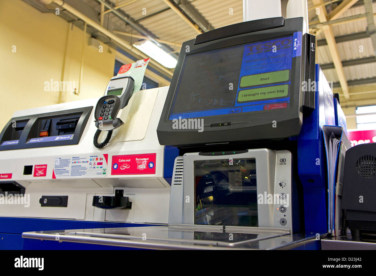 Self service checkout hi-res stock photography and images - Alamy