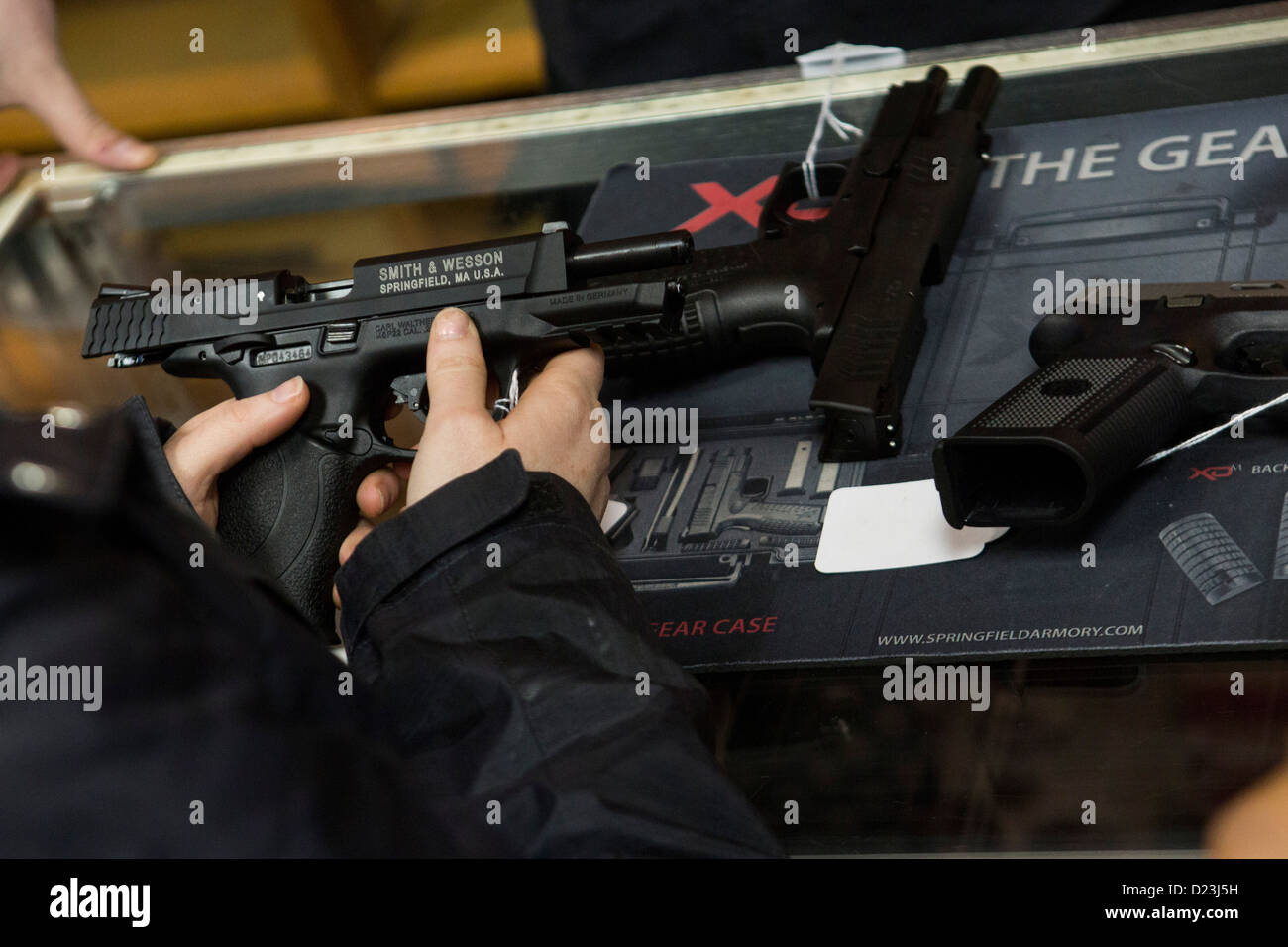 Hand holding gun store hi-res stock photography and images - Alamy